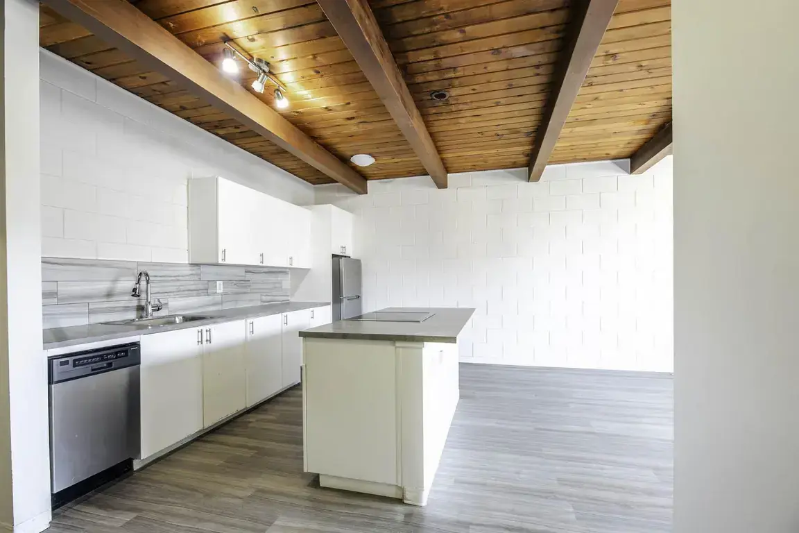 Sandstone Manor - 2241 14 St SW, Calgary, AB