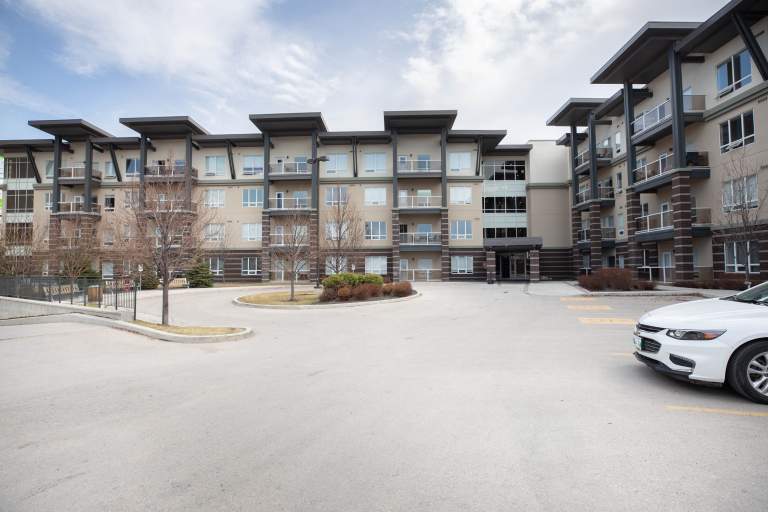 Pet-friendly apartments | McCor Manitoba: Bison Pointe