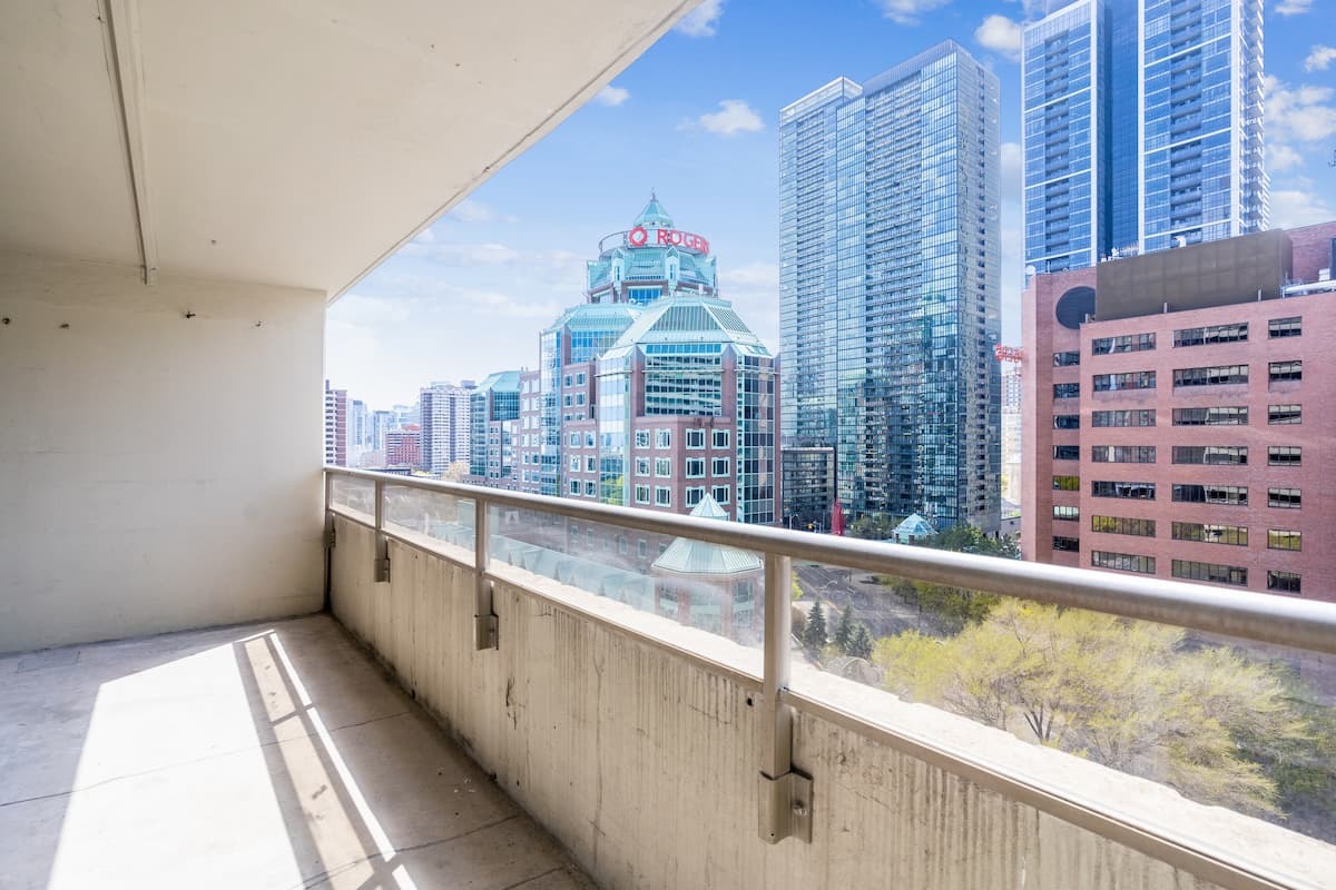 Huntley Apartments - 77 Huntley Street, Toronto, ON
